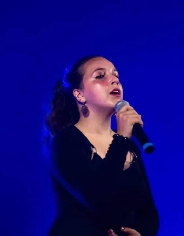 À 17 ans, Luna Godin chante le harcèlement qu’elle a subi au collège ...