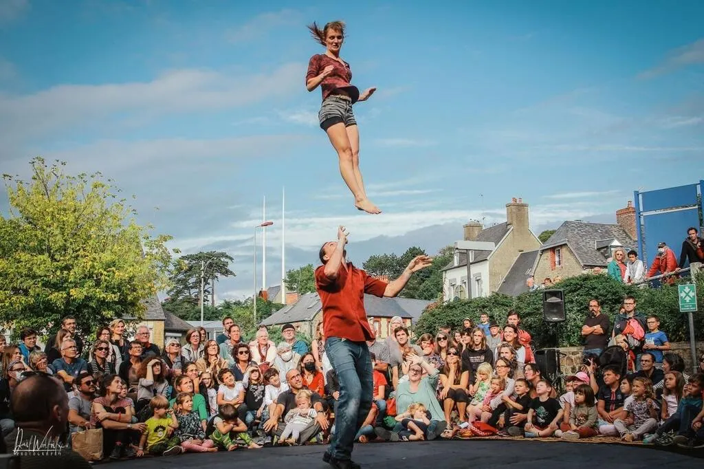 Danse, musique, humour : le festival Le Chainon manquant a dévoilé le ...