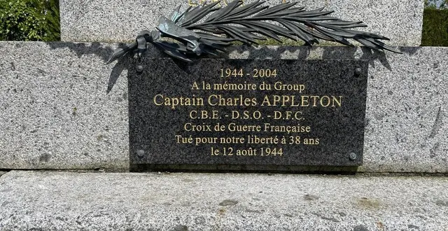 À la Hoguette, une plaque en souvenir du pilote anglais Charles Henry ...