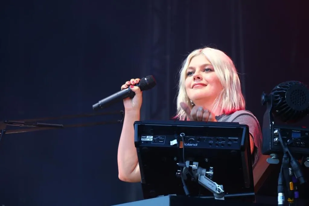 En Images. Louane et les marins ont enchanté Lorient Océans - Vannes ...