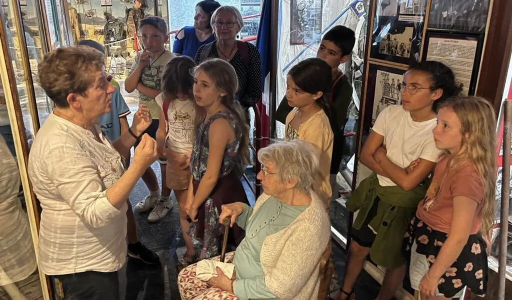 Réguiny. Viisite intergénérationnelle du musée des Sanglots-Longs ...