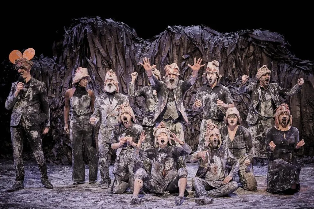 Au festival d’Avignon, avec « Qui som ? », Baro d’Evel fait souffler un vent de saine folie ...