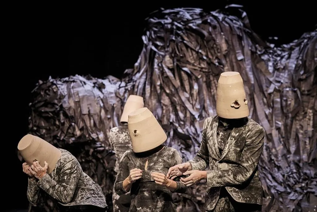 Au festival d’Avignon, avec « Qui som ? », Baro d’Evel fait souffler un vent de saine folie ...