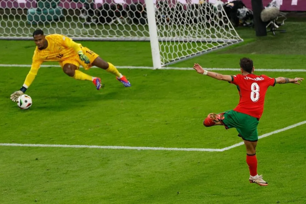 VIDÉO. France - Portugal : Mike Maignan sauve les Bleus en quart de ...