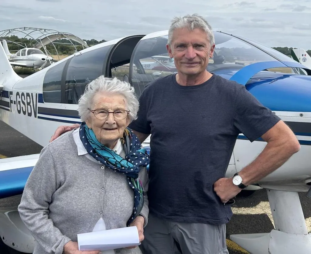 Bréville-sur-Mer. Un baptême de l’air pour Monique Bergère, 101 ans ...