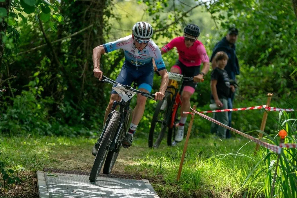 EN IMAGE. MP Cycles team s’adjuge les 24 Heures VTT du Belinois . Sport - Angers.maville.com
