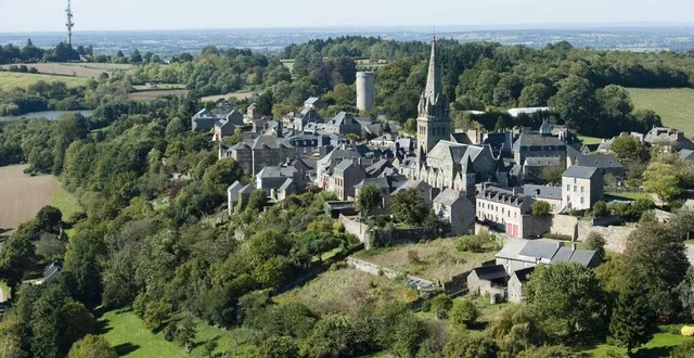 Ce petit village perché plein de caractère est un véritable bouillon de ...