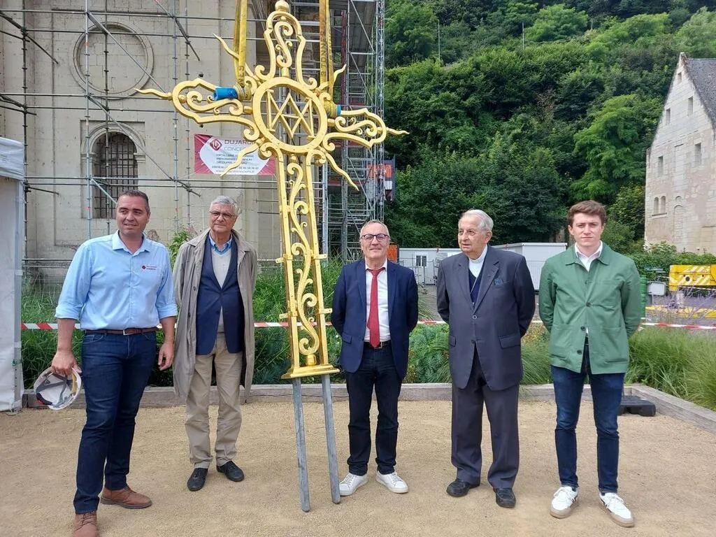 Cette chapelle royale saumuroise a retrouvé sa croix recouverte de 3 ...