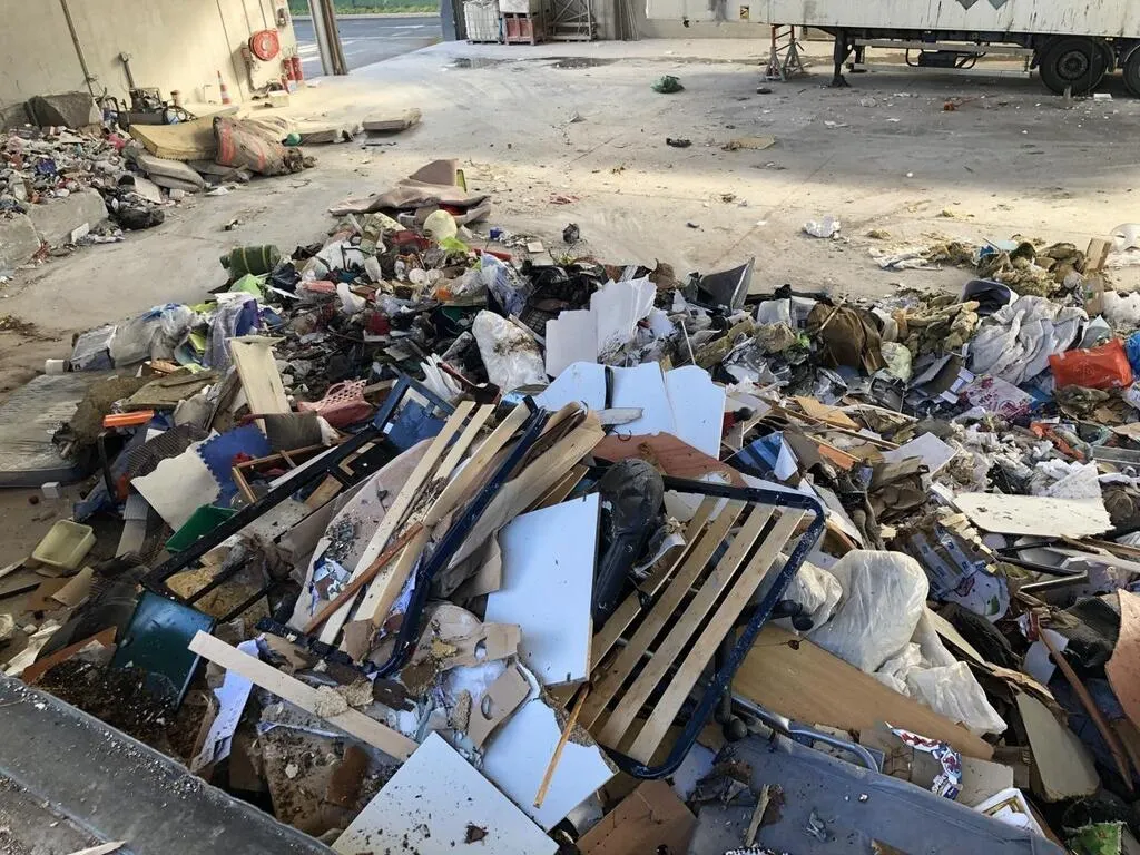 Au milieu des immondices, ces ripeurs se démènent pour collecter les ...