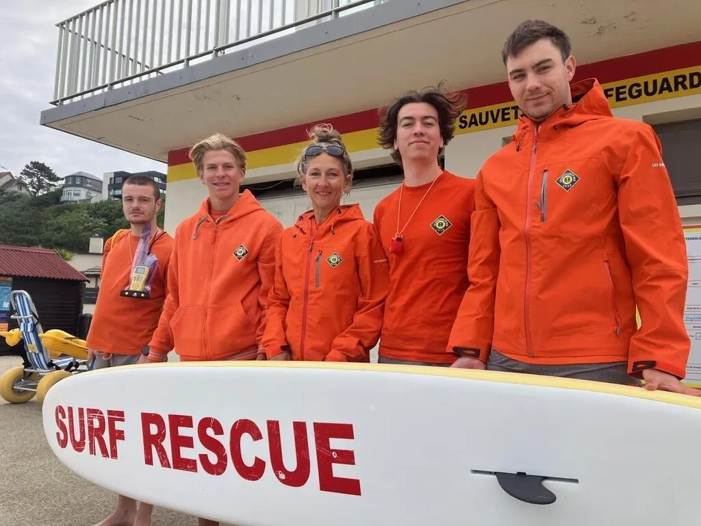 Les sauveteurs de la SNSM surveillent la plage près de Donville-les ...