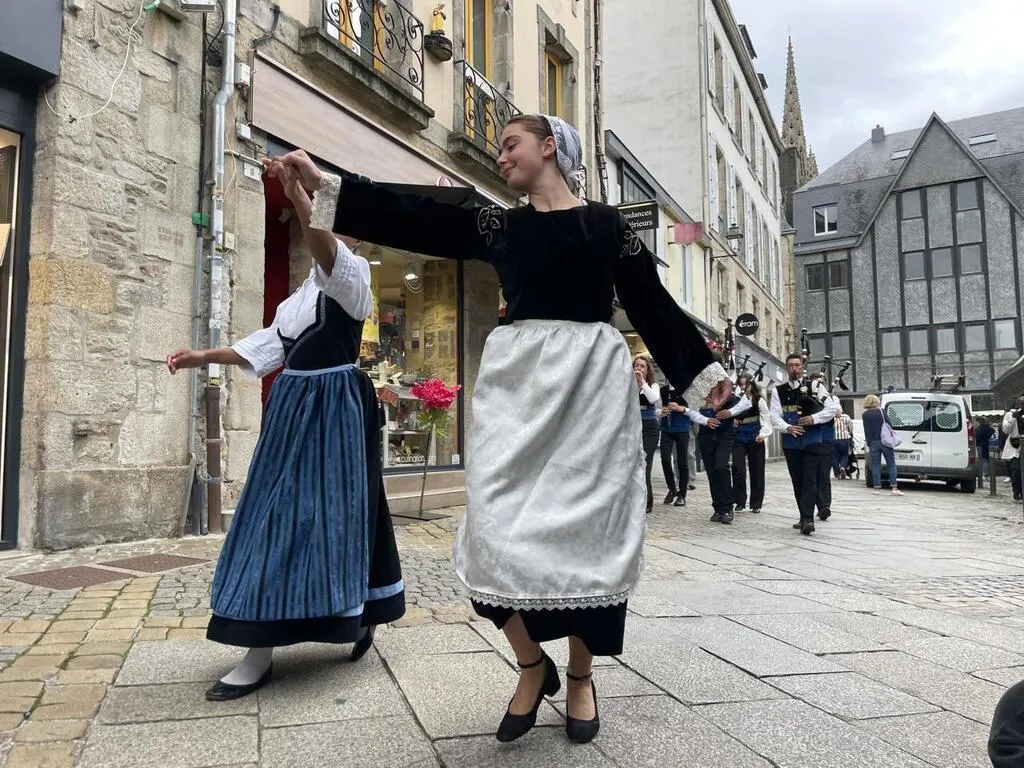 En images : les jeunes danseurs du Dansit’ ta Bugale préparent le ...