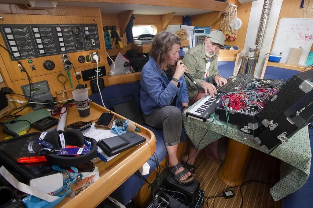 En tournée à la voile, Émilie et Yann Tiersen joueront pour la parade ...