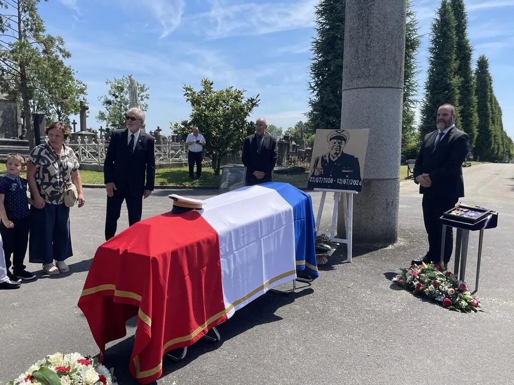 En Mayenne, hommage aérien aux obsèques d’un pilote vétéran de la ...