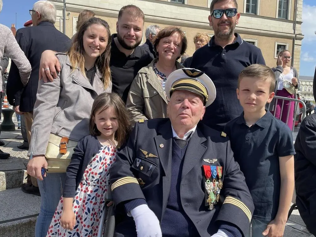 En Mayenne, hommage aérien aux obsèques d’un pilote vétéran de la ...