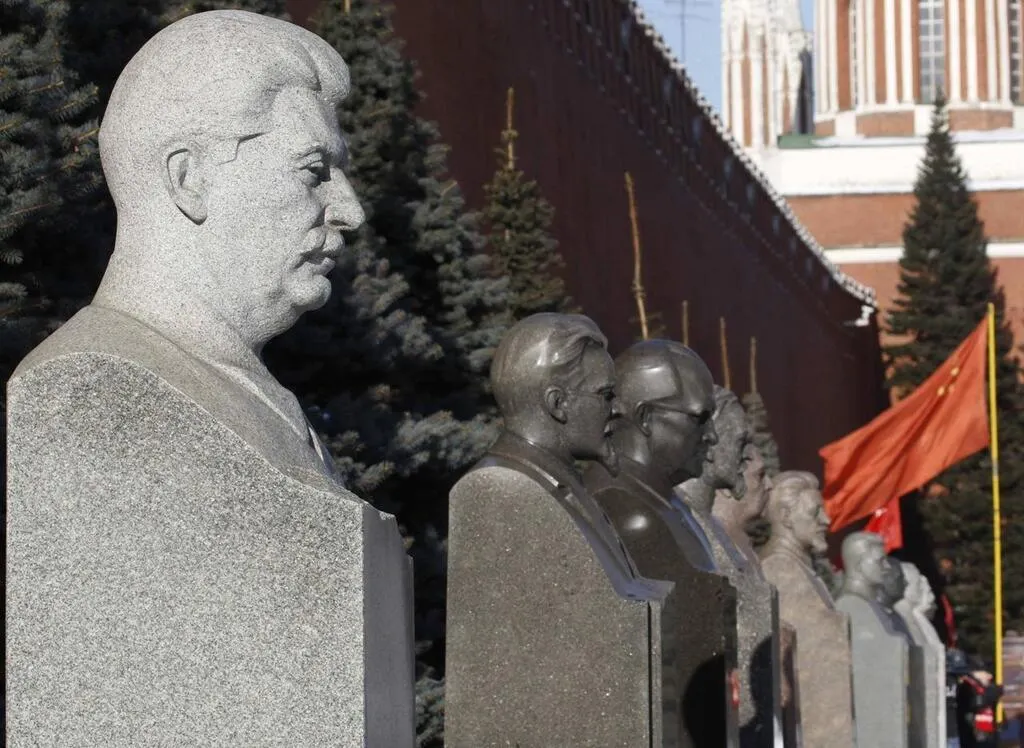 Russie : à l’aide d’une masse, un homme décapite un buste de Joseph ...