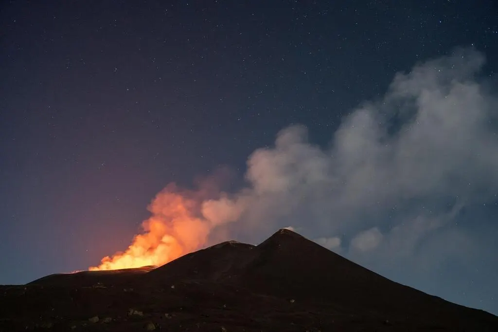 Italie. L’éruption du volcan Etna cause la fermeture de l’aéroport de Catane en Sicile - Menton ...