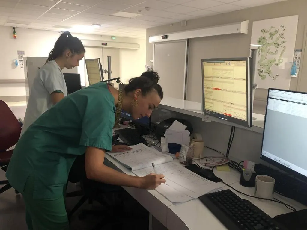 REPORTAGE. « À la moindre urgence, bipez-moi ! » : une nuit à la ...