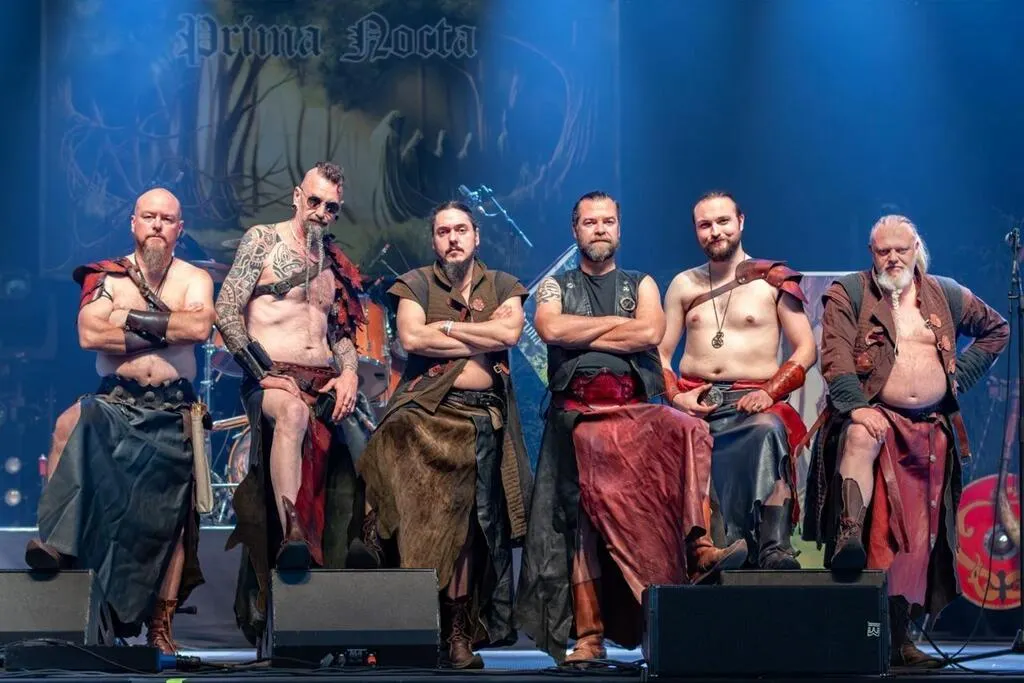 Prima Nocta, les métalleux du Moyen-Âge, débarquent à Hennebont pour ...