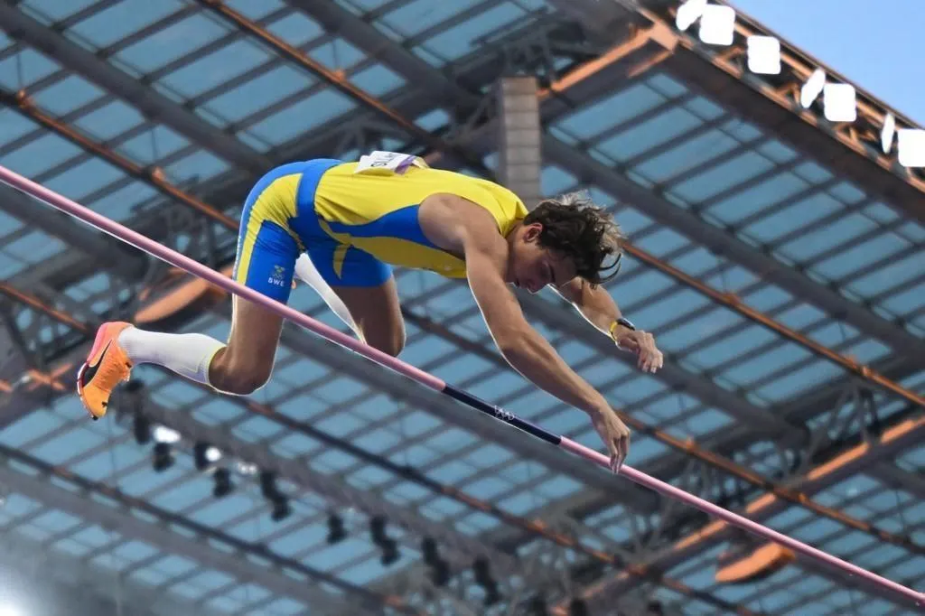 VIDÉO JO 2024. Armand Duplantis bat le record du monde de la perche ...