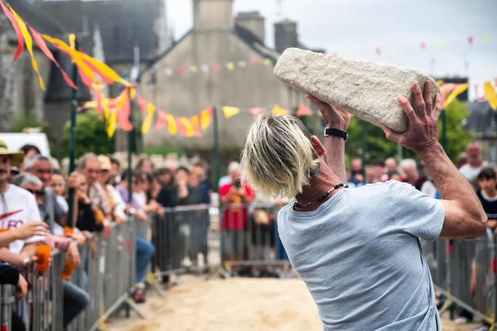 Revivez le championnat du monde de lancer de menhirs en Finistère, avec ...