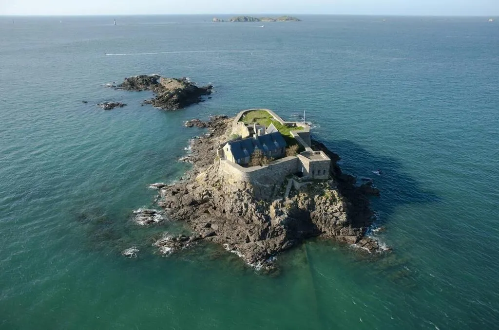 « Il voulait le retaper à la James Bond » : quand Alain Delon achetait ...