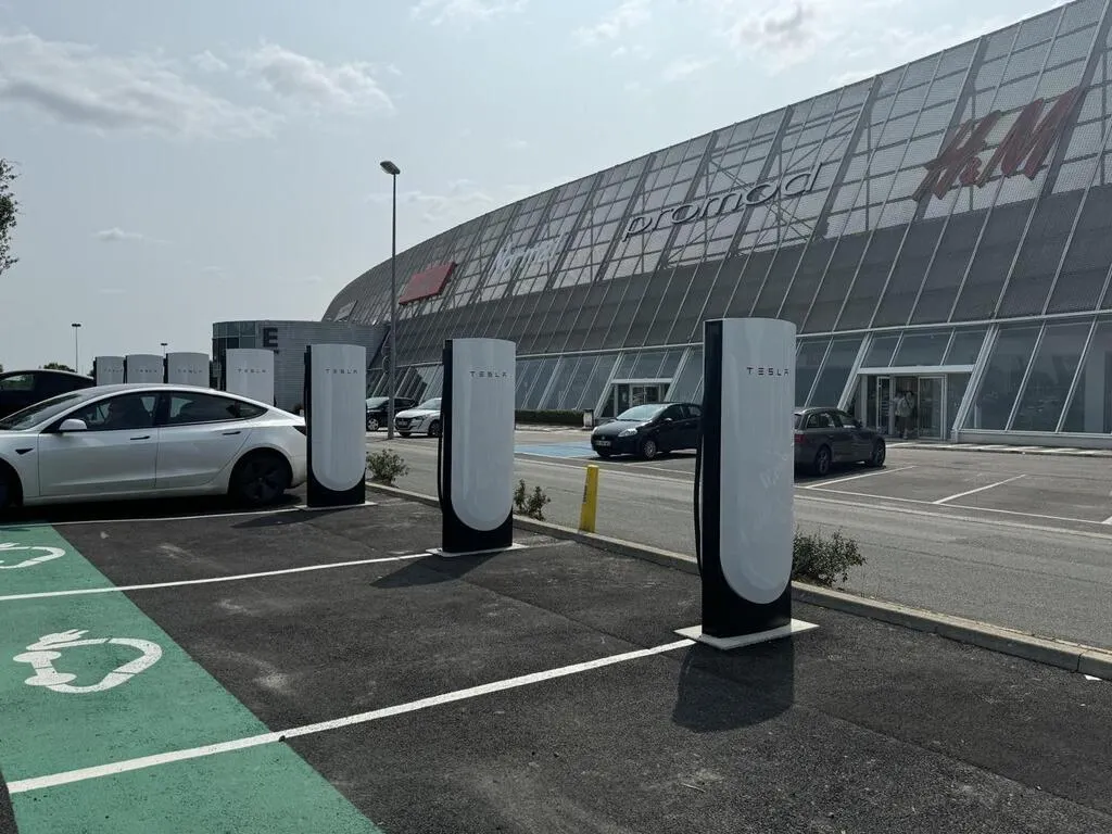 À La Roche-sur-Yon, des bornes de recharge Tesla implantées aux ...