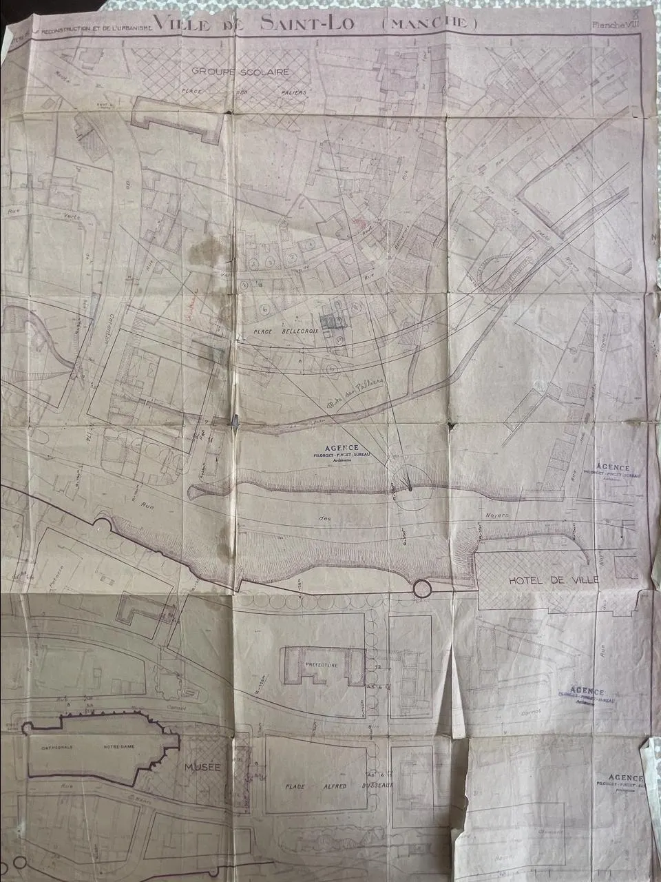 De 1947 à 1957, il a dessiné les plans de reconstruction de sa ville natale en Normandie - Vitré ...