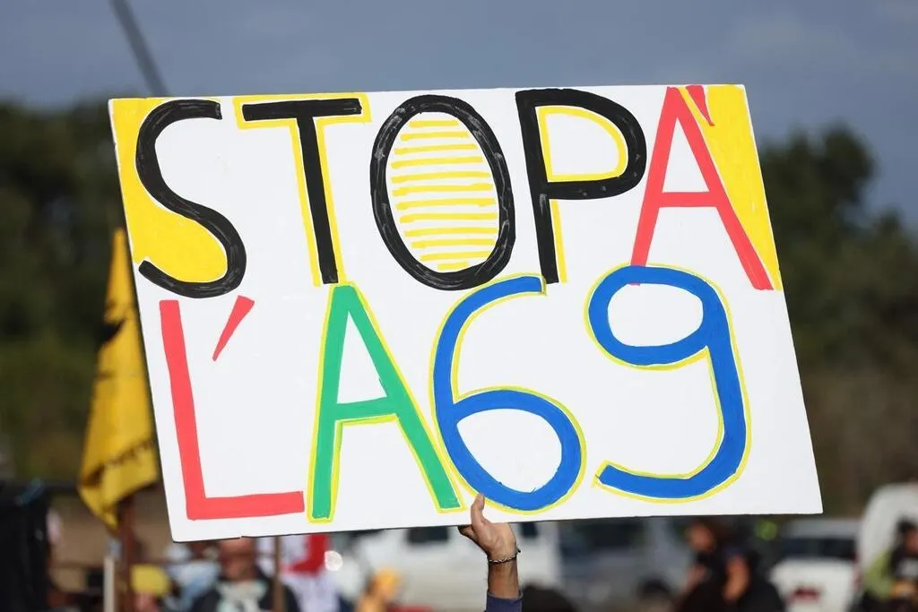 Autoroute A69 : nouveaux heurts entre les opposants et les forces de l ...