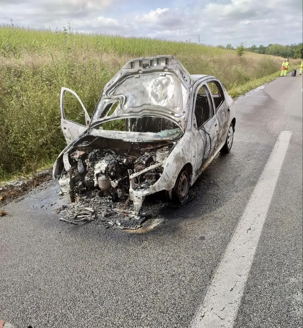 Un véhicule en feu, plusieurs kilomètres de bouchons sur la N157 près ...