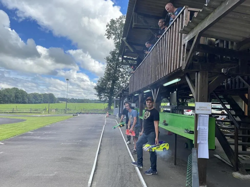 « Il faut être au taquet » : ils pilotent des voitures radiocommandées ...