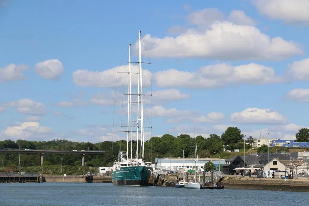 Construit en Bretagne, parti de Normandie, le grand voilier-cargo ...