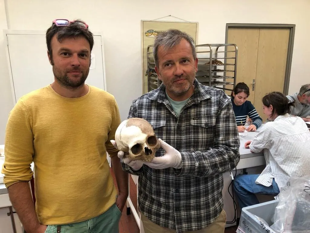Crâne, silex… Les trésors des « poubelles » de cette île du Finistère ...