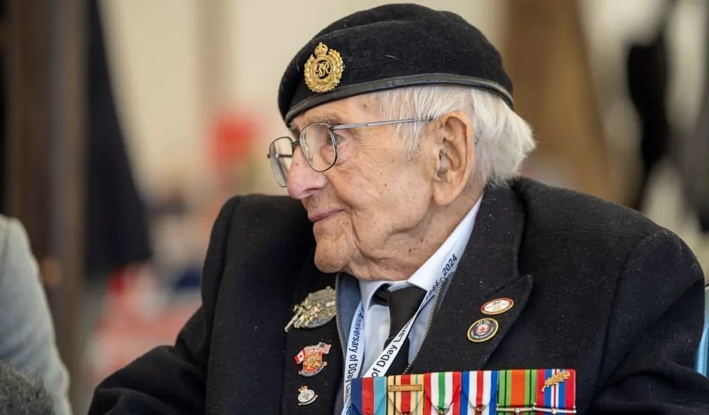 À 104 ans, le vétéran britannique Don Sheppard, qui avait participé au ...