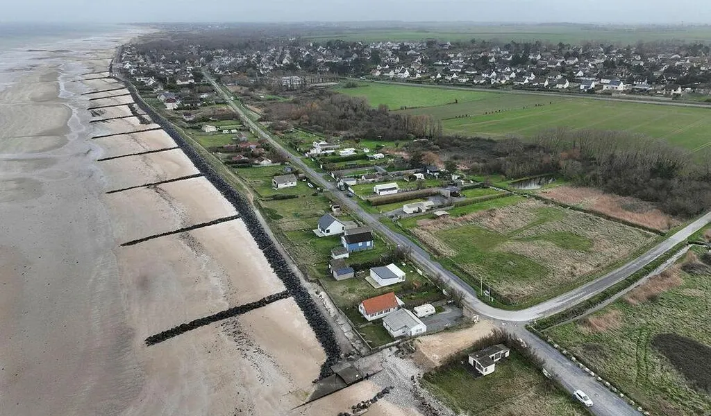 Population et nombre de résidences principales en baisse à Ver-sur-Mer ...