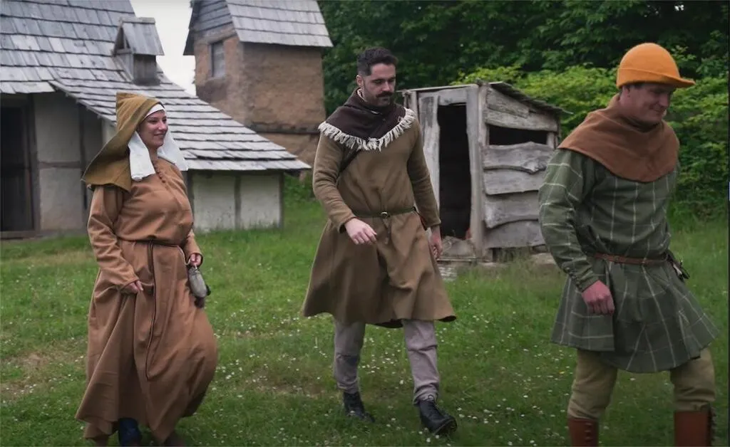 Dans un village médiéval breton, deux célèbres Youtubeurs remontent le ...