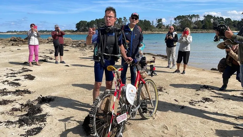 « Pédaler dans les goémons, c’est magique » : ce Breton a traversé la mer à vélo et sous - Brest ...