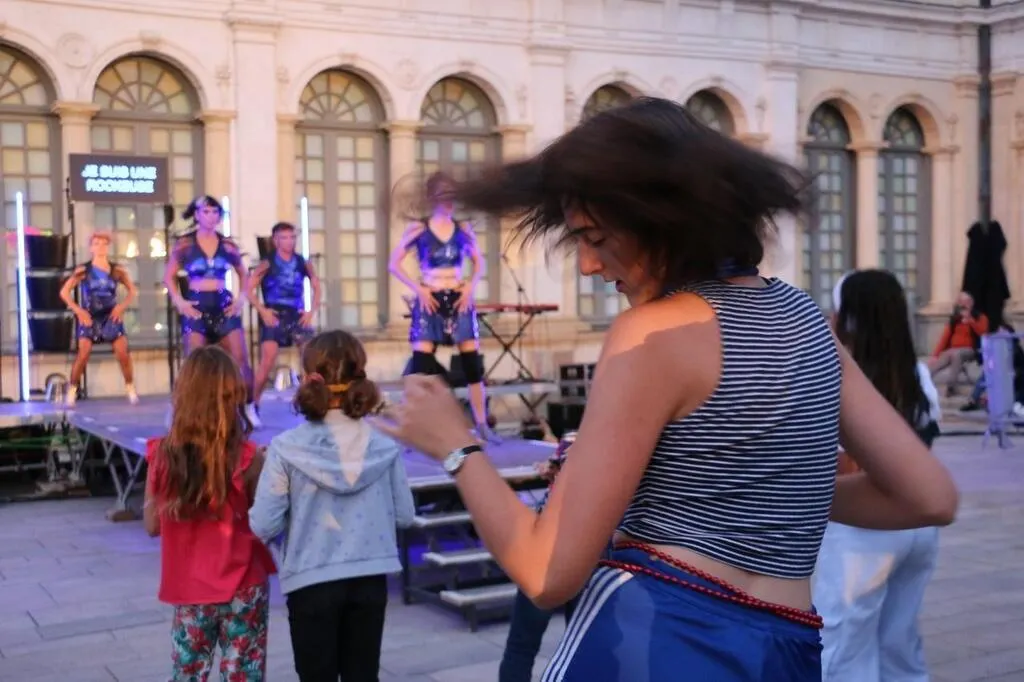 Chainon manquant 2024. Quand l’esplanade du Château-Neuf devient une ...