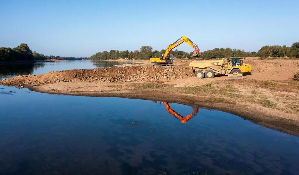 La Loire trop haute, les pelleteuses contraintes de se replier - Cholet ...