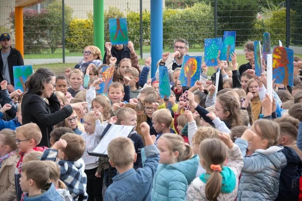 Le Castelet. Yann Arthus-Bertrand a inauguré l’école qui porte son nom ...