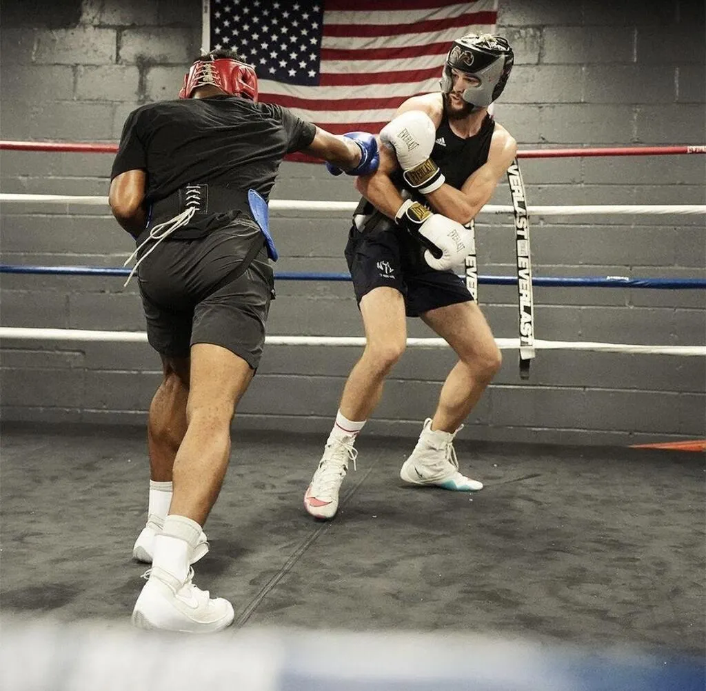 Repéré par les plus grands youtubeurs français, ce boxeur normand vit ...