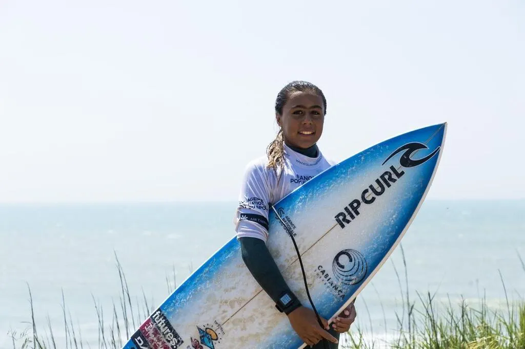 VIDÉO. Surf : À 13 ans, la française Tya Zebrowski signe des ...