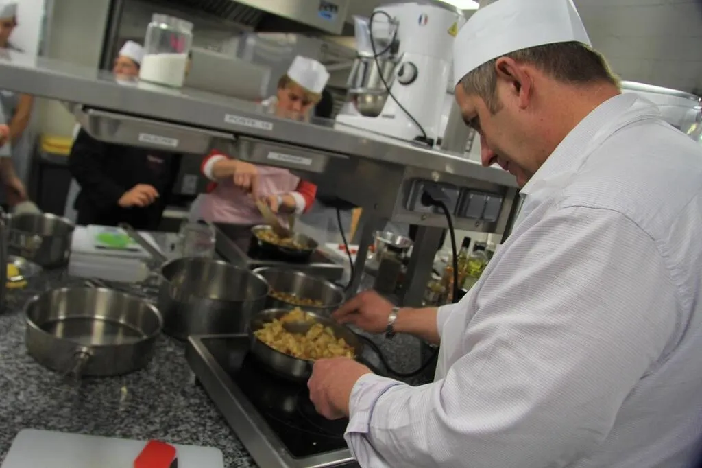 Le chef Damien Dulin cuisinera en direct du marché de Saint-Lô samedi 5 ...
