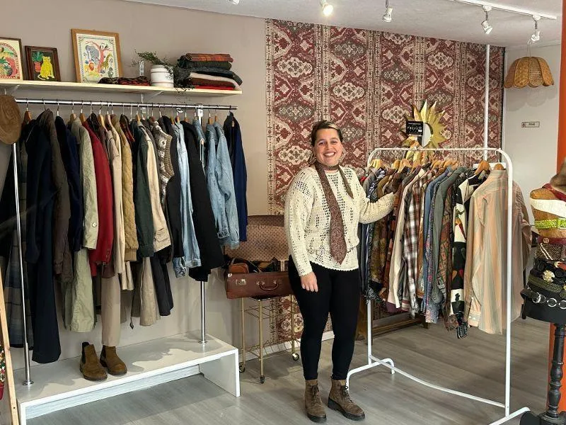 « Je chine en circuit court » : à Coutances, elle a ouvert la friperie ...