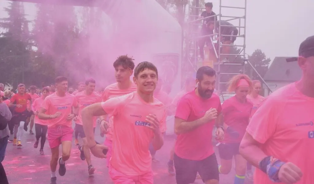 EN IMAGES. Une marée rose inonde les rues de Fougères pour la bonne ...