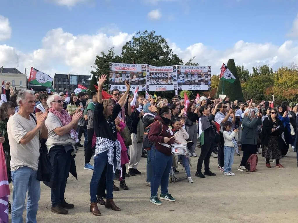 EN IMAGES. « Solidaire et concerné », l’artiste Titi Robin soutient la ...