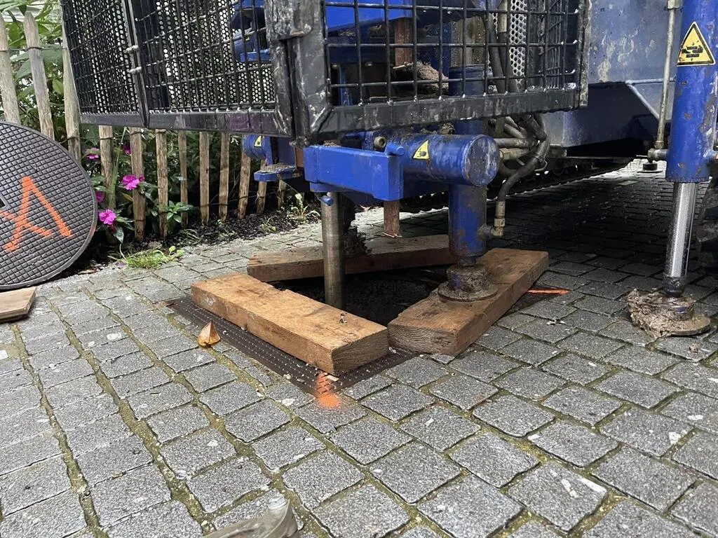 Quelle est cette grosse machine qui fait des trous dans le fond de la ...