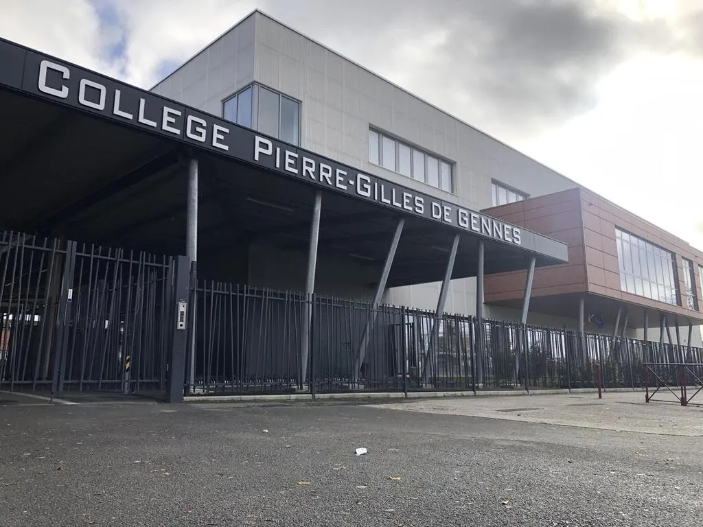 Des conteneurs à poubelles en feu détruisent le portail d’un collège au ...
