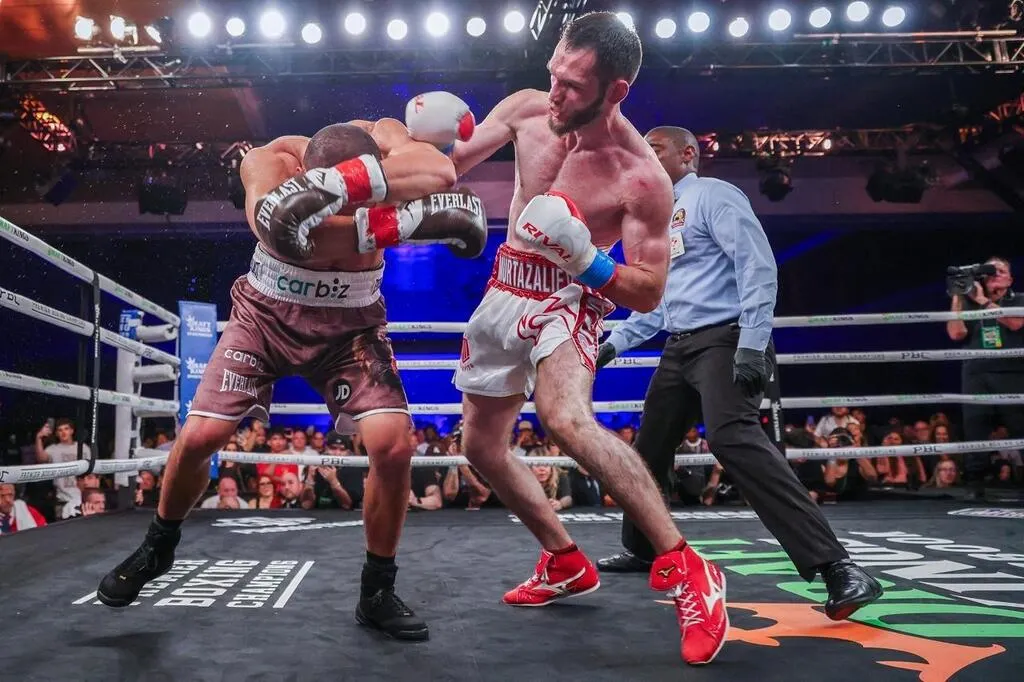 VIDEO. Boxe : Murtazaliev bat Tszyu et reste invaincu avec la ceinture ...