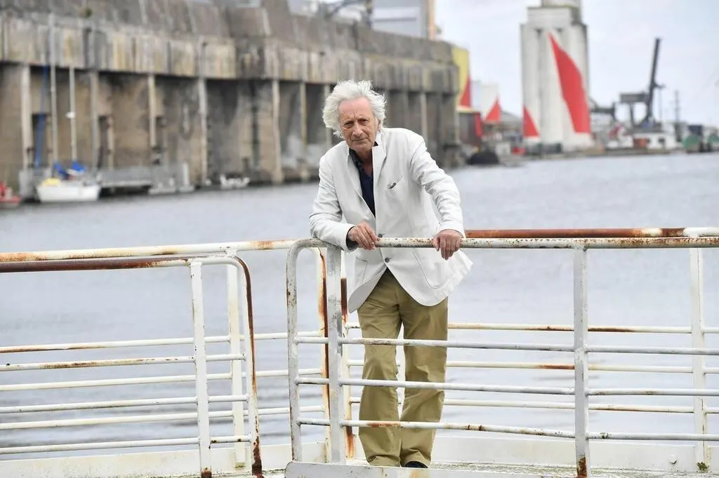 Littérature. Saint-Nazaire vu du tapis volant de Patrick Deville - La Baule.maville.com