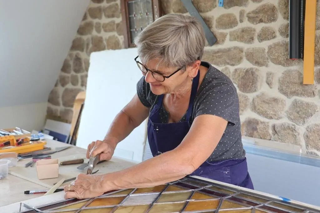 PORTRAIT. À La Lande-Saint-Siméon, Anne Poisson restaure les vitraux des églises - Granville ...
